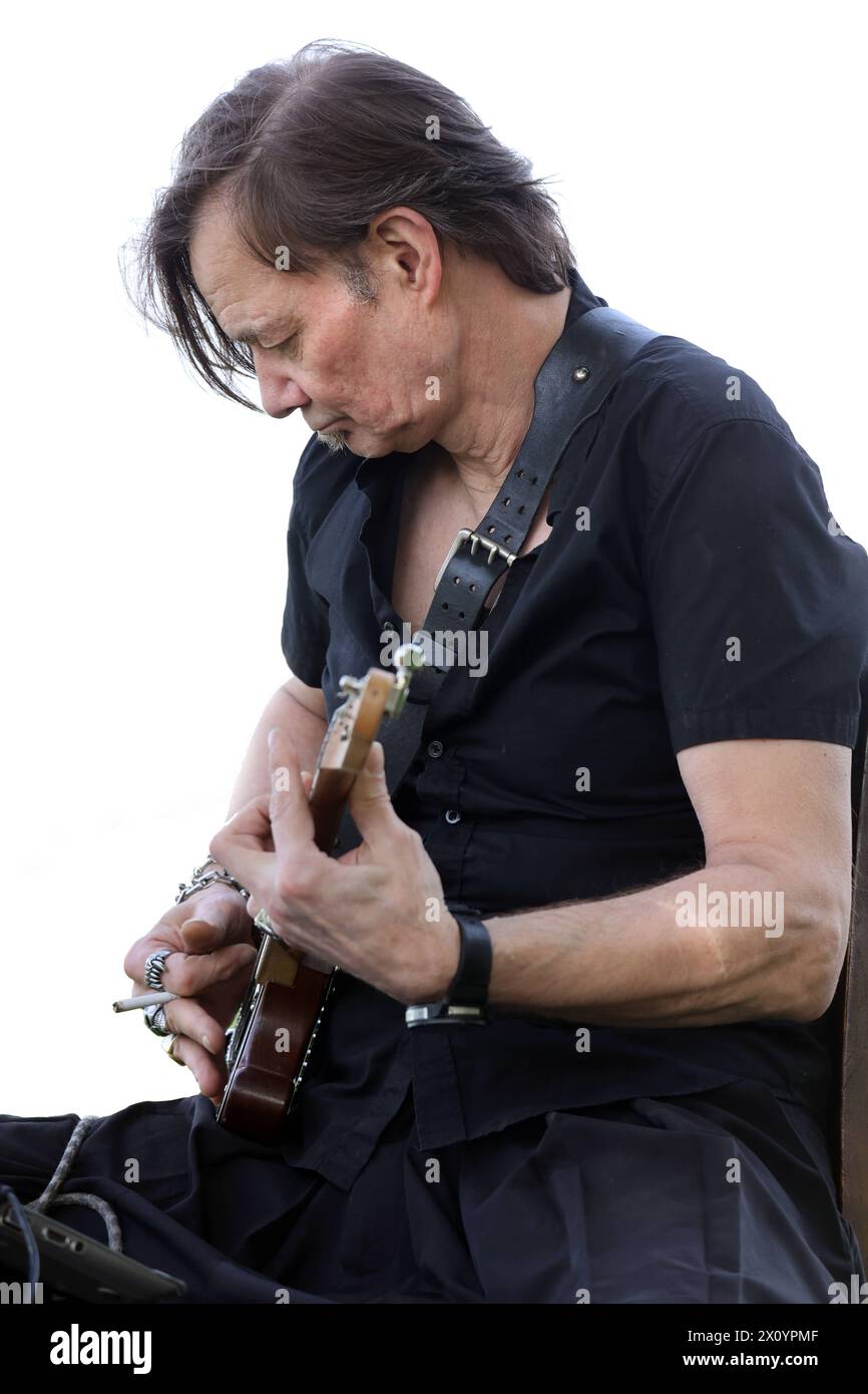 Gitarristen und Sänger Das Multi-Talent AKRA BOA der Sänger, Gitarrist ...