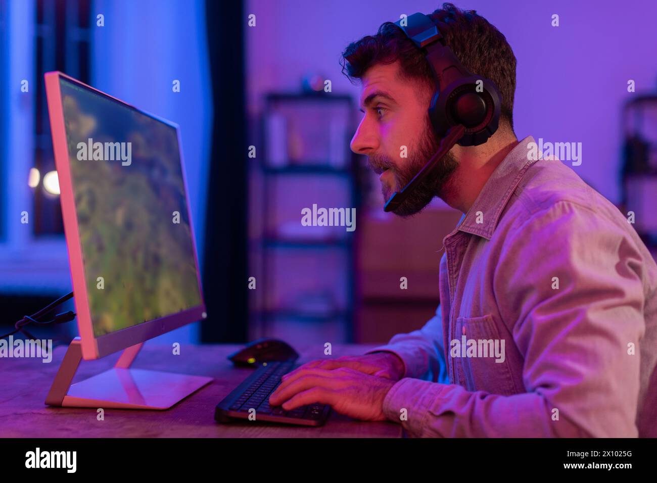 Gamer at computer playing a first-person game Stock Photo - Alamy