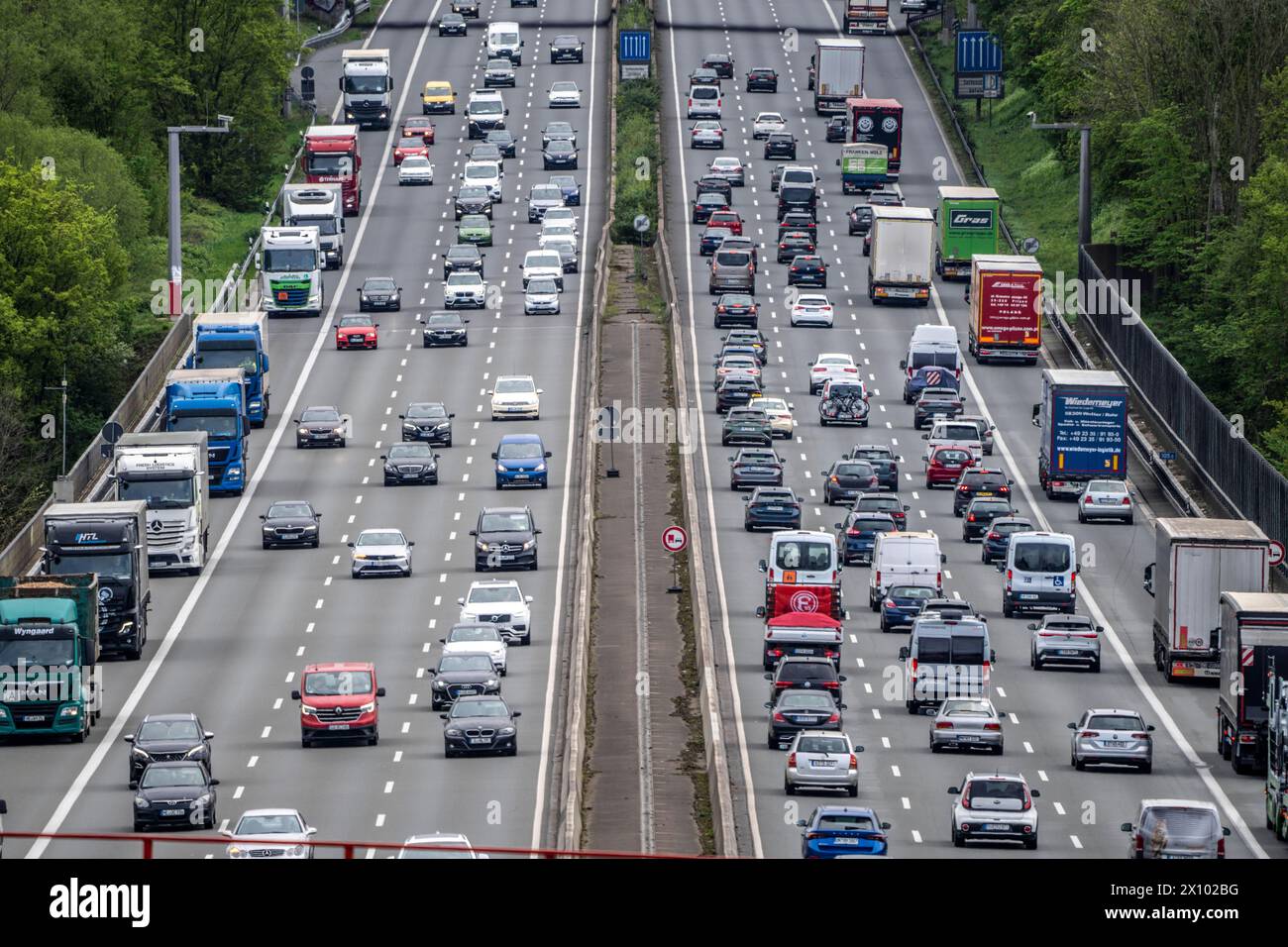 Die Autobahn A3, dichter Verkehr auf 8 Spuren, inkl. des temporär ...