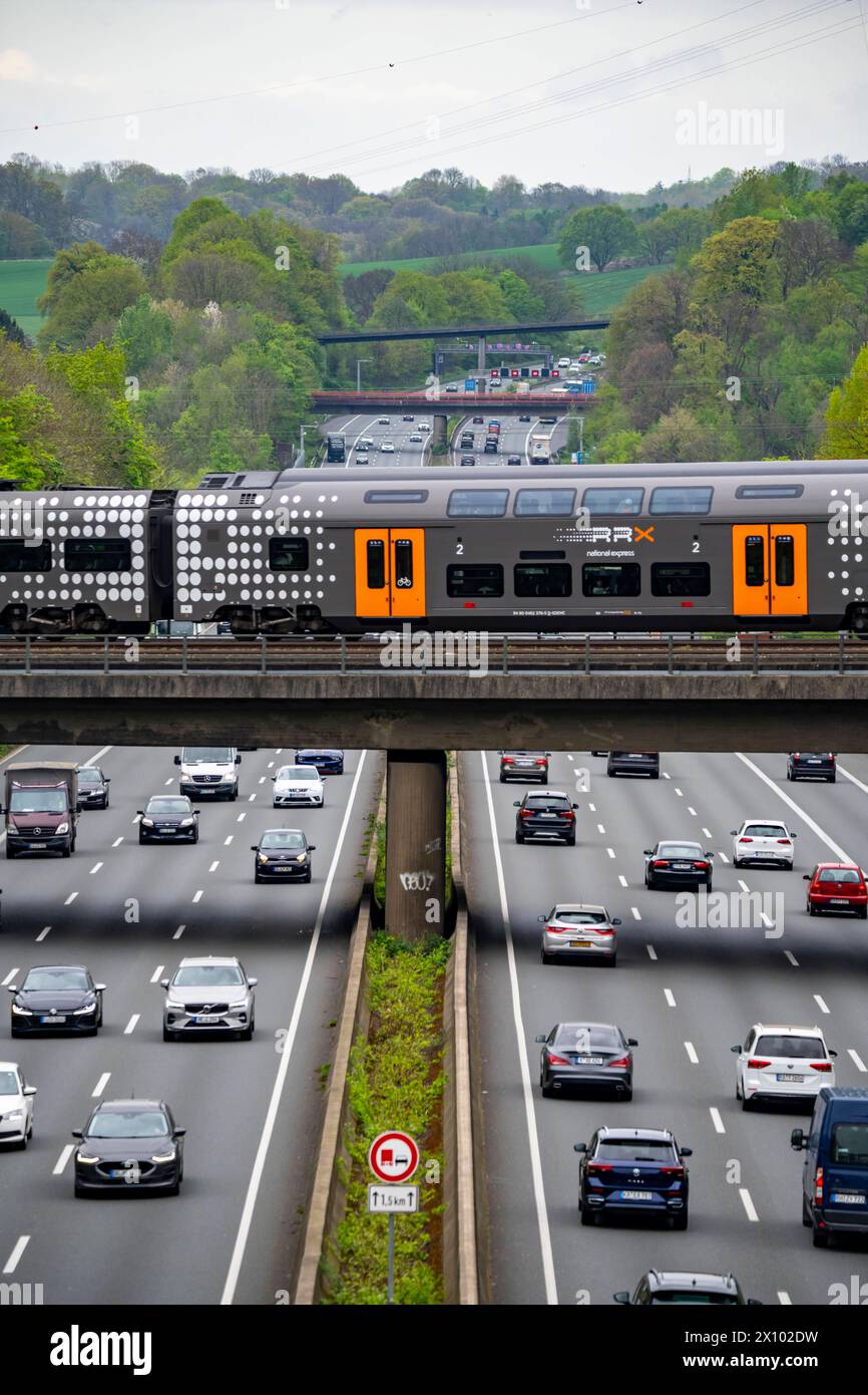 Rhein-Ruhr-Express, RRX Zug überquert die Autobahn A3, Verkehr auf 8 ...