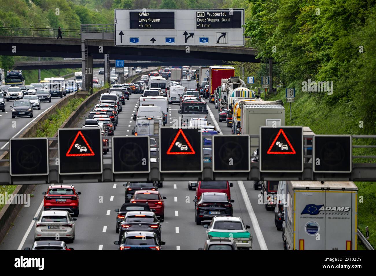 Die Autobahn A3, dichter Verkehr auf 8 Spuren, inkl. des temporär ...