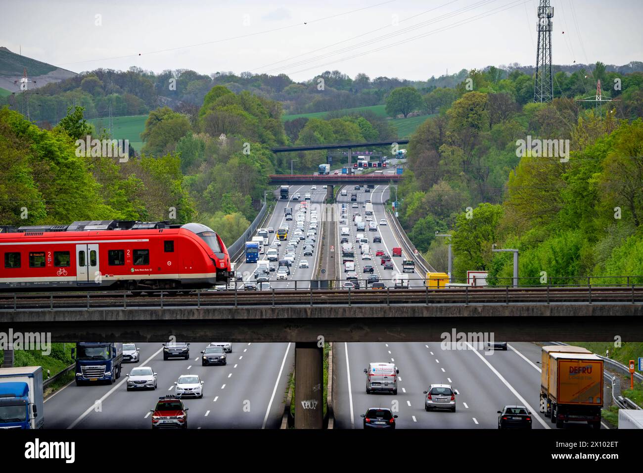 S-Bahn Zug überquert die Autobahn A3, Verkehr auf 8 Spuren, inkl. des ...
