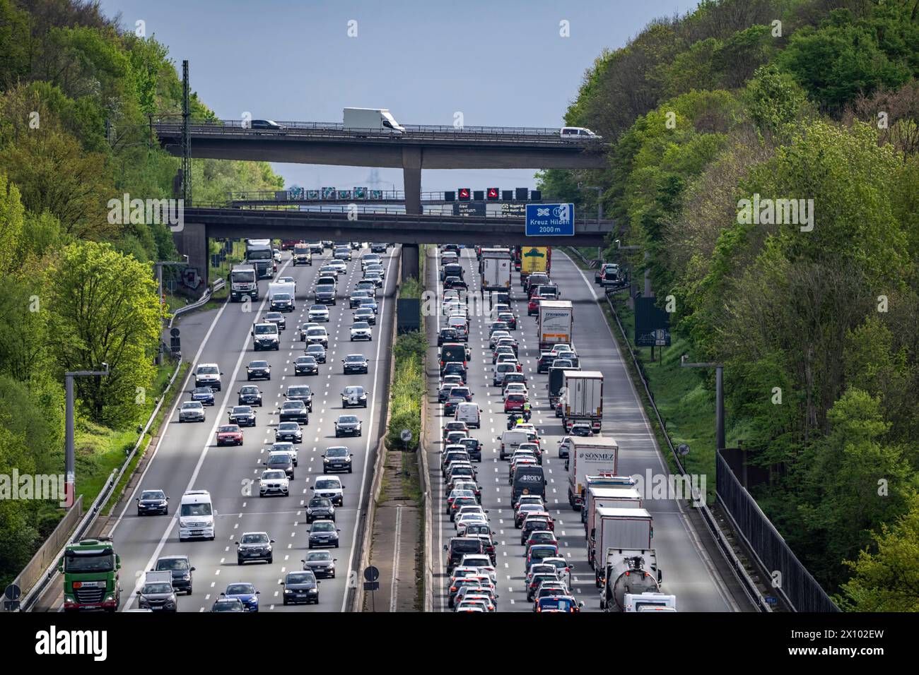 Die Autobahn A3, dichter Verkehr auf 8 Spuren, inkl. des temporär ...