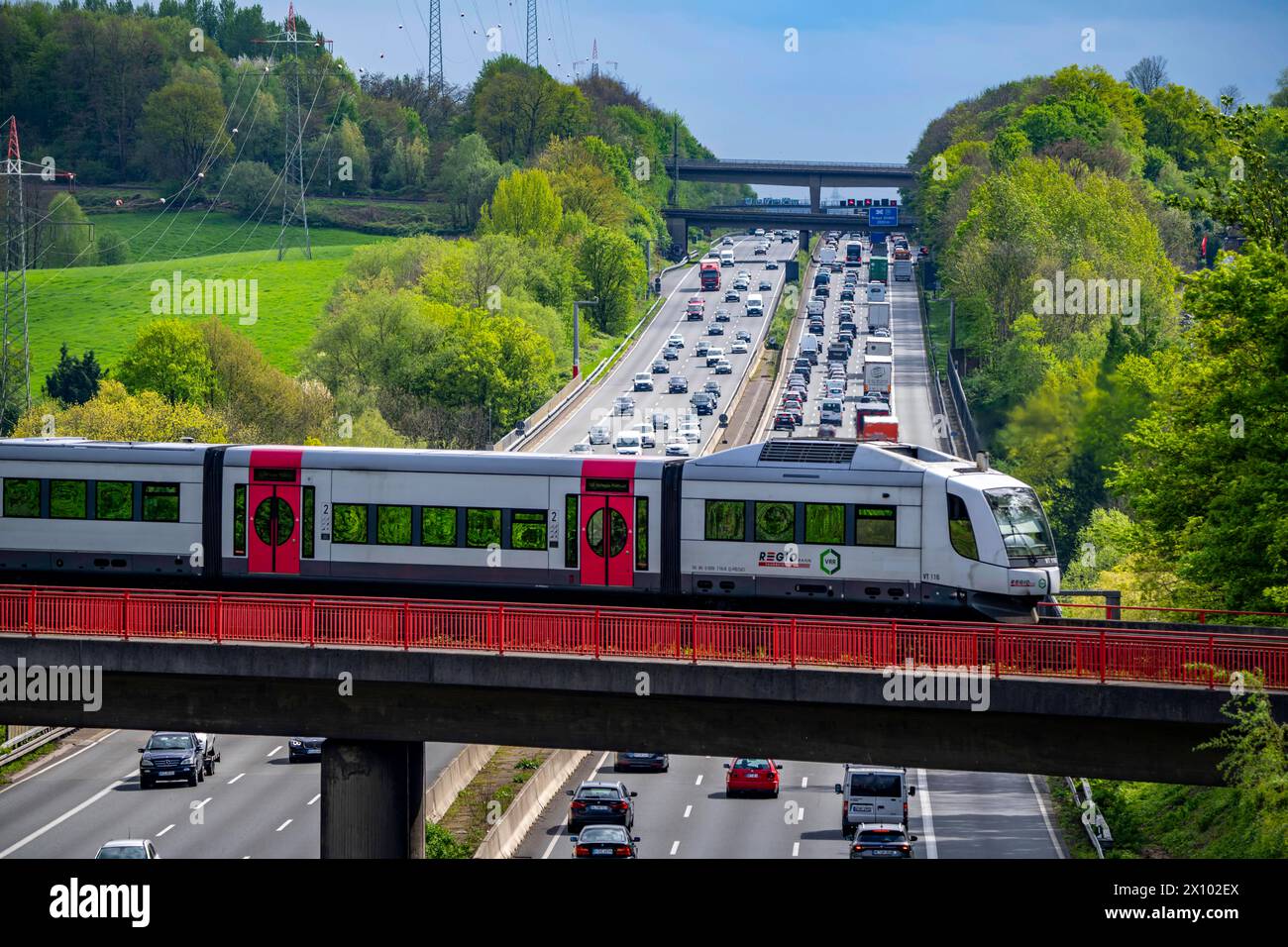 Nahverkehrszug S-Bahn, Regiobahn, S28, überquert die Autobahn A3 ...