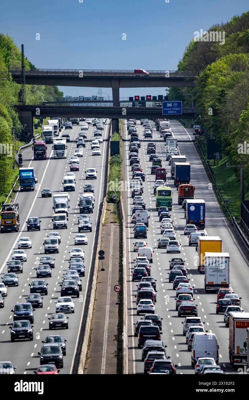 Die Autobahn A3, dichter Verkehr auf 8 Spuren, inkl. des temporär ...