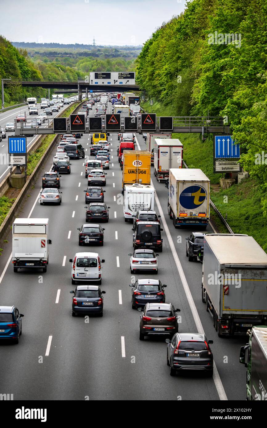 Die Autobahn A3, dichter Verkehr auf 8 Spuren, inkl. des temporär ...