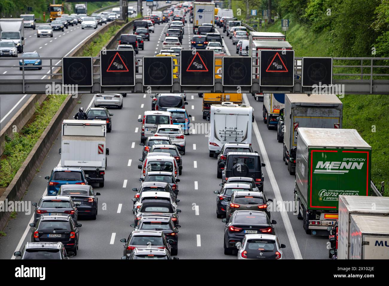 Die Autobahn A3, dichter Verkehr auf 8 Spuren, inkl. des temporär ...