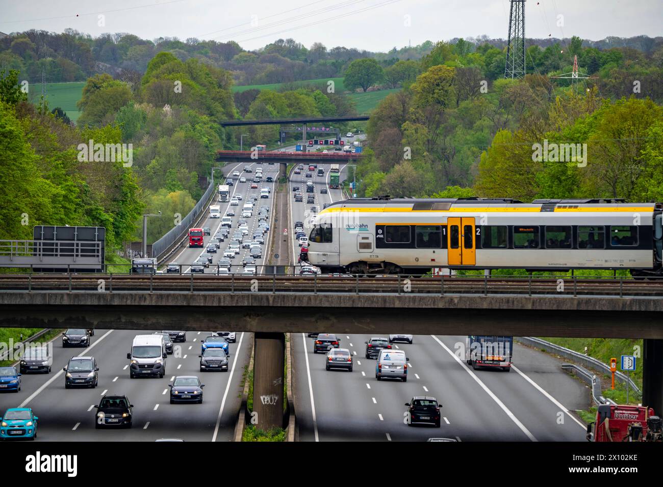 Eurobahn, Regional Zug überquert die Autobahn A3, Verkehr auf 8 Spuren ...
