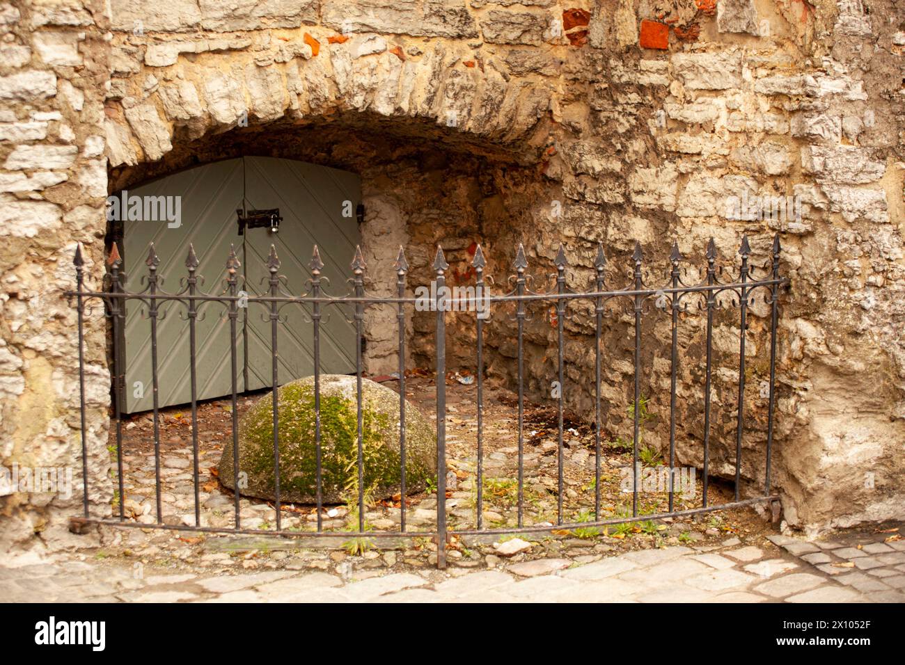 Grey iron gate hi-res stock photography and images - Alamy