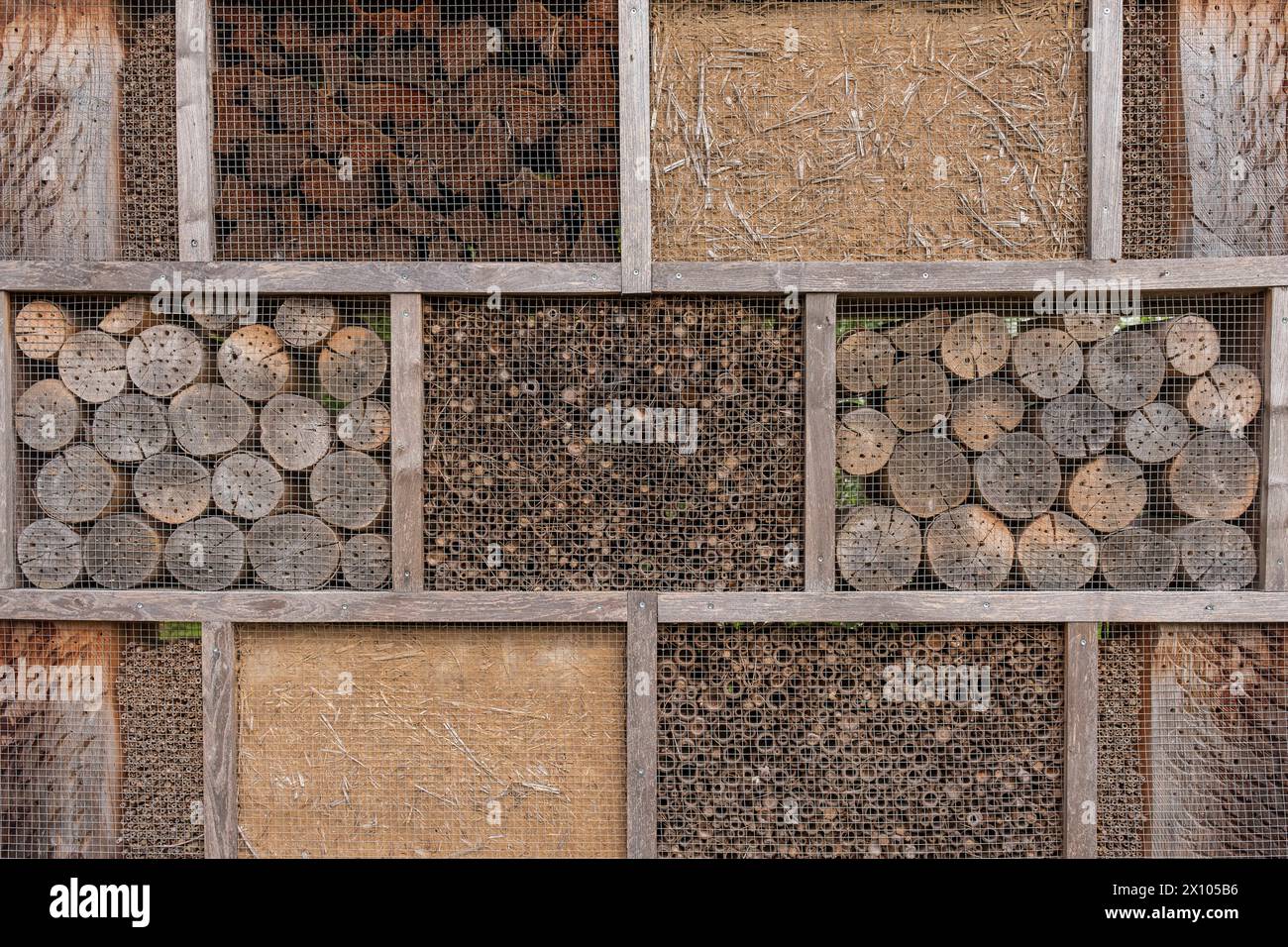 Insekten-Hotel im Forstbotanischen Garten in Köln *** Insect hotel in ...