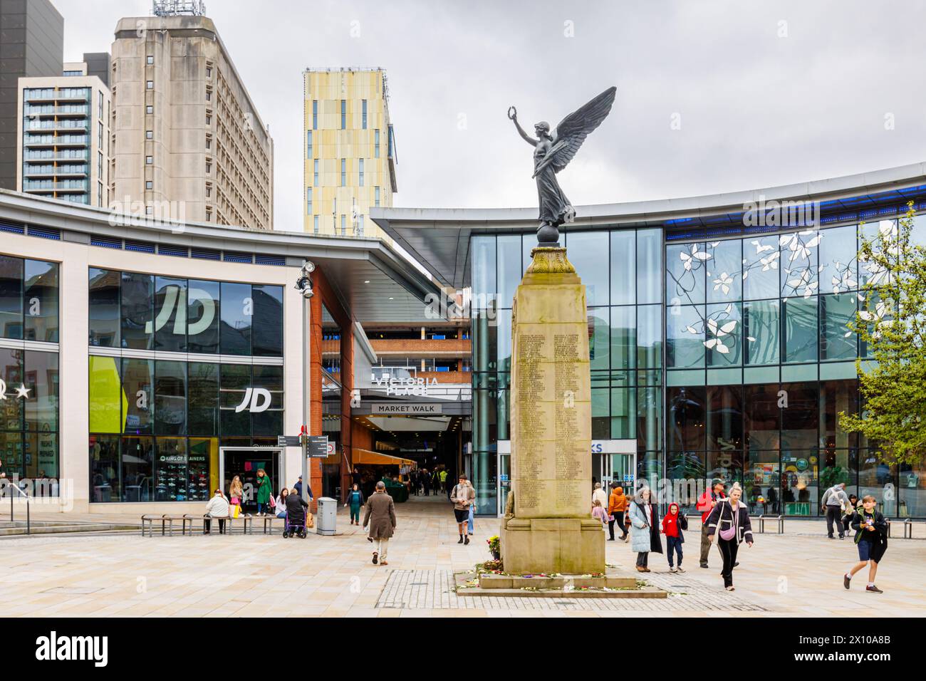 Jubilee Square war memorial and the entrance to the Peacocks shopping ...