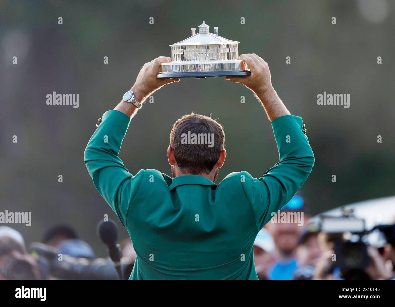 Augusta, United States. 14th Apr, 2024. Scottie Scheffler raises his ...