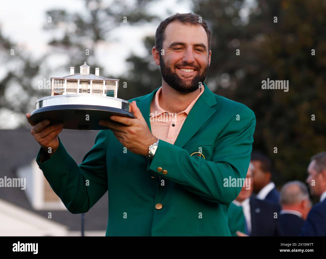 Augusta, United States. 14th Apr, 2024. Scottie Scheffler holds the ...