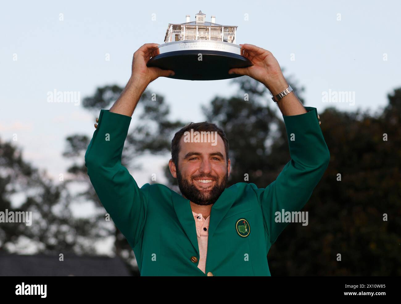 Augusta, United States. 14th Apr, 2024. Scottie Scheffler raises the ...