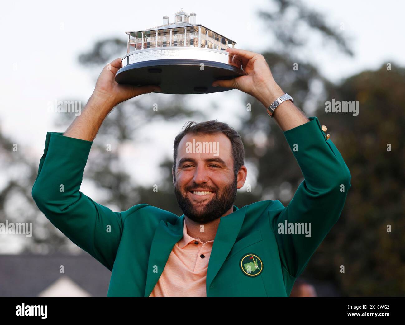 Augusta, United States. 14th Apr, 2024. Scottie Scheffler raises the ...