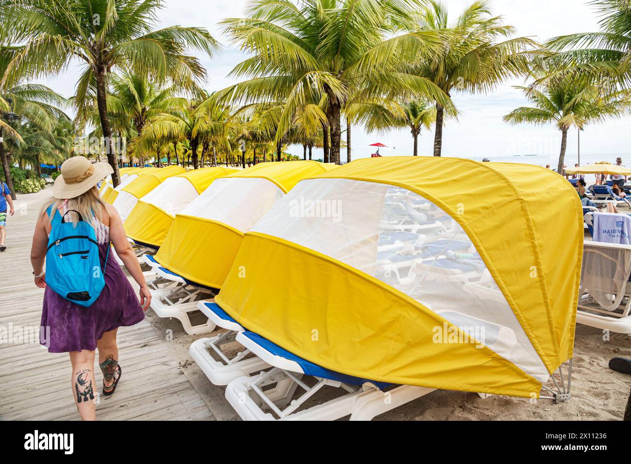Canopy recliner chairs hi-res stock photography and images - Alamy
