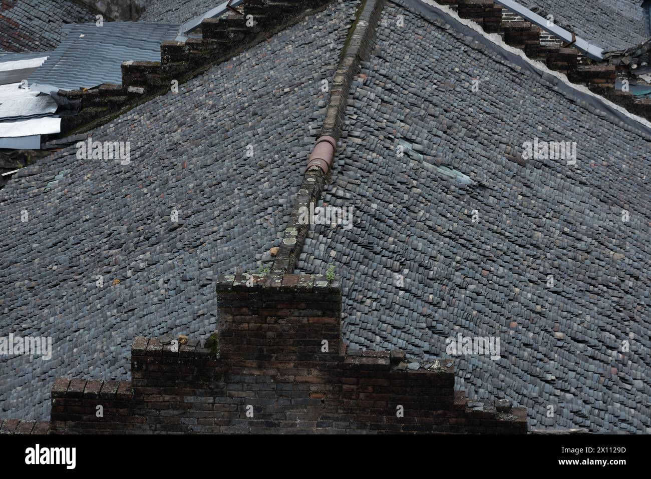 Tile roof of old Chinese house Stock Photo - Alamy