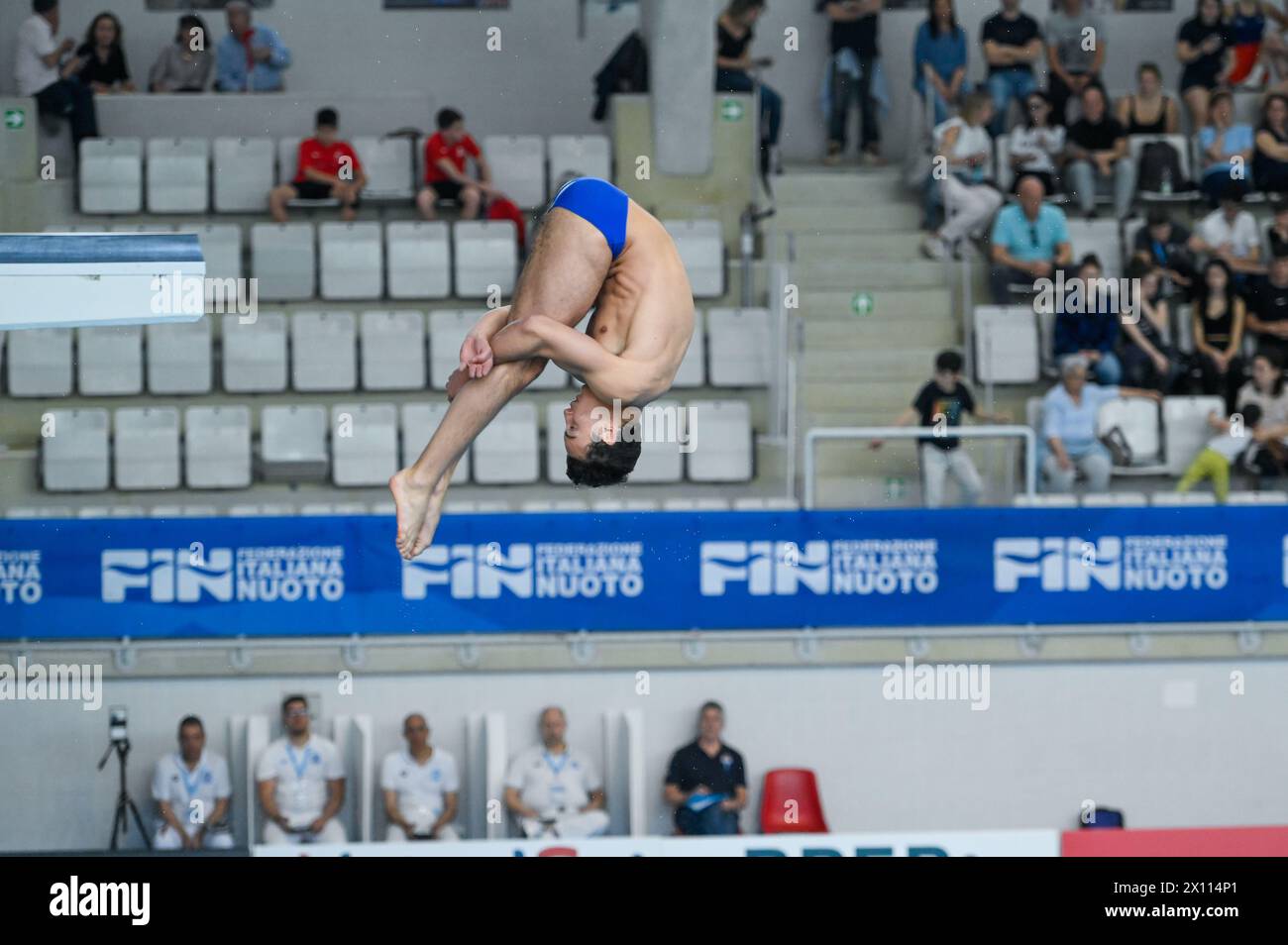 Tuffi in piscina hi-res stock photography and images - Alamy