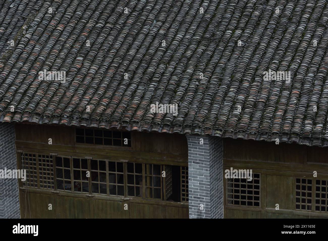 Tile roof of old Chinese house Stock Photo - Alamy