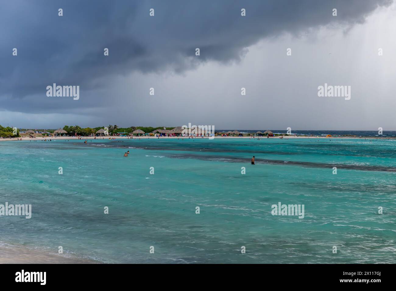 Baby Beach Aruba - infinity pool in foreground Stock Photo - Alamy