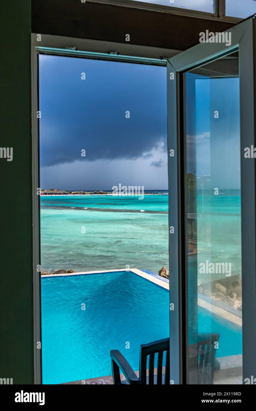Baby Beach Aruba with JADS Rium Reef infinity pool Stock Photo - Alamy