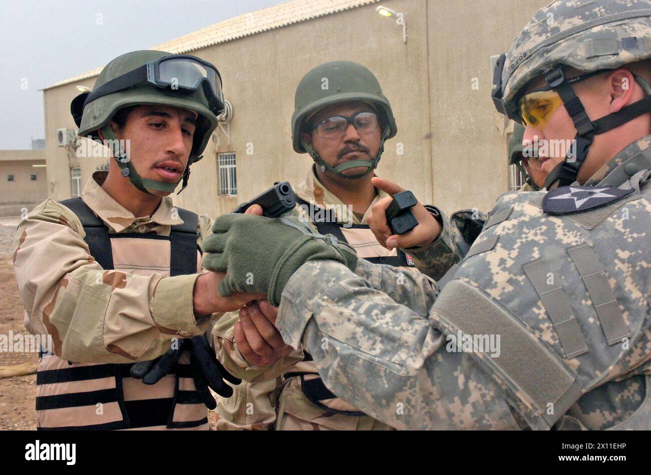 How to grip a pistorl hi-res stock photography and images - Alamy