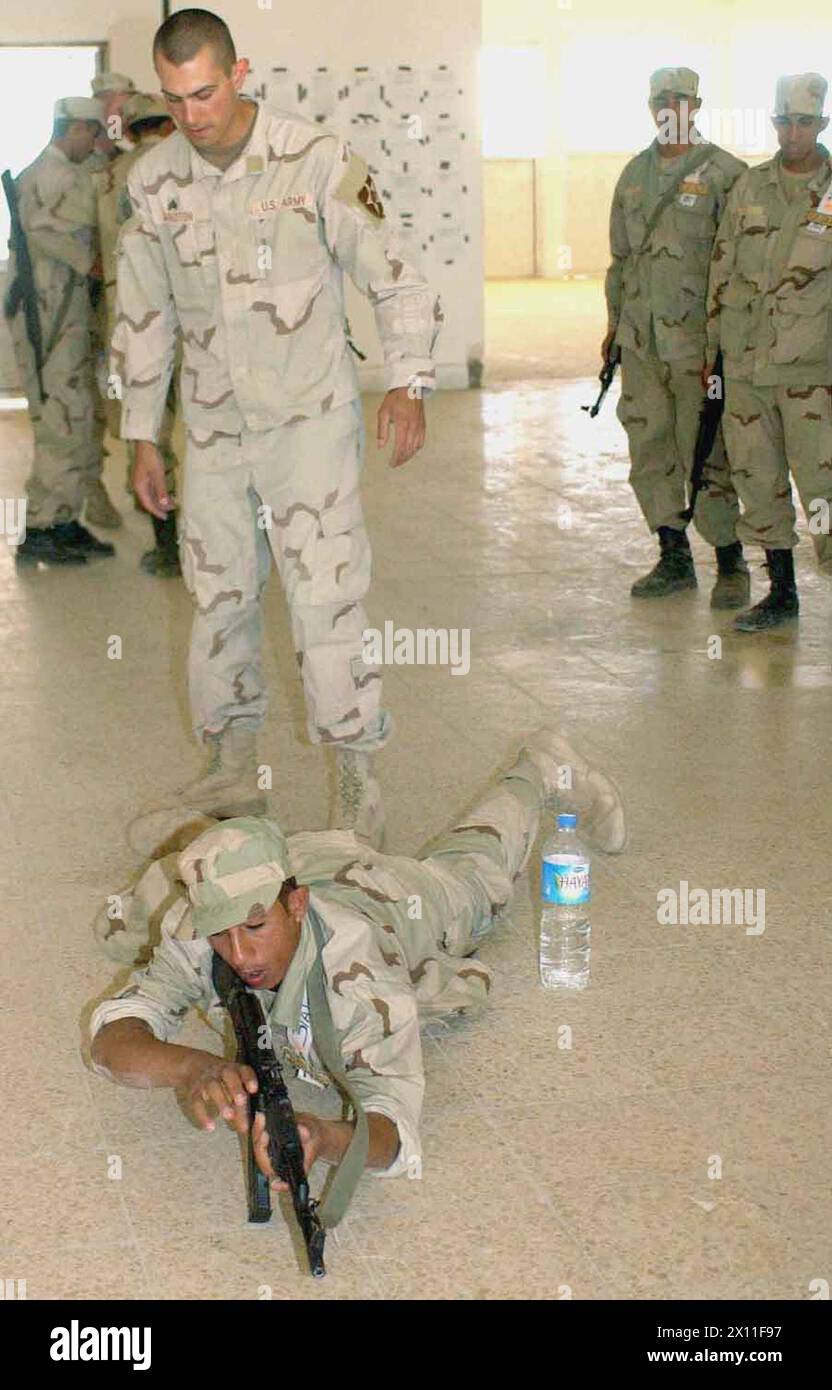 Coaching iraqi soldiers hi-res stock photography and images - Alamy