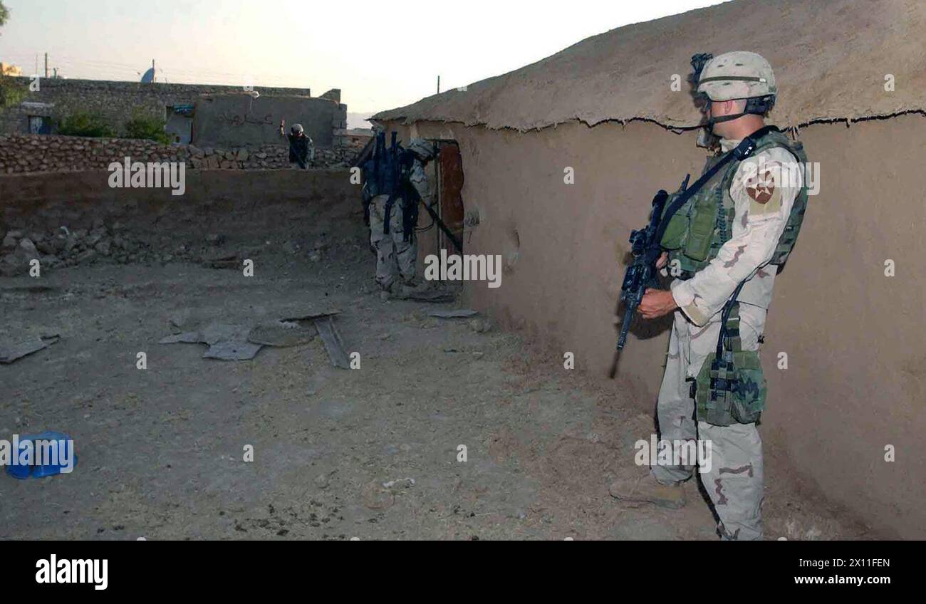 Soldier securing a perimeter hi-res stock photography and images - Alamy