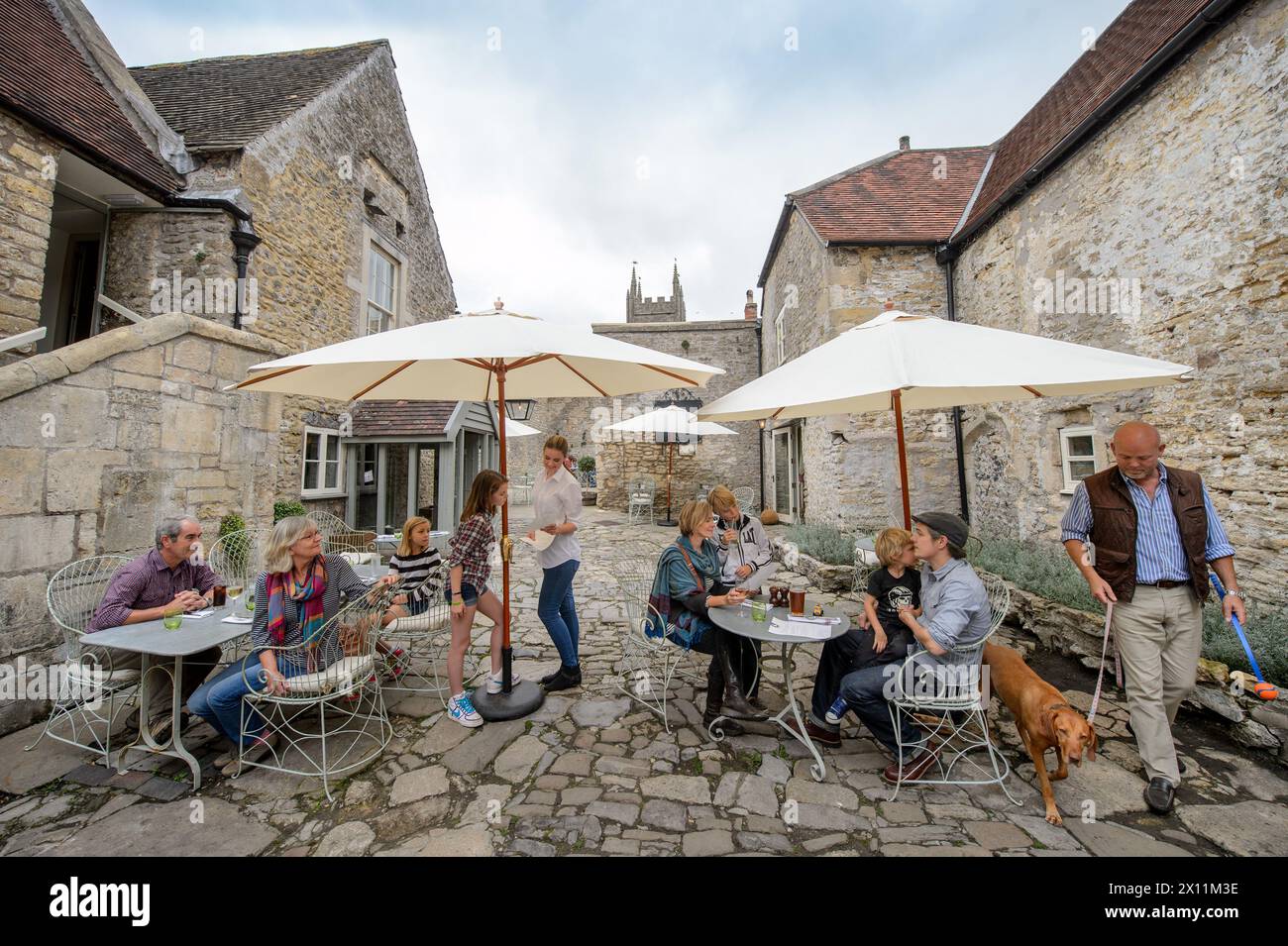 Outdoor dining at the Talbot Inn in Mells, Somerset UK Stock Photo - Alamy