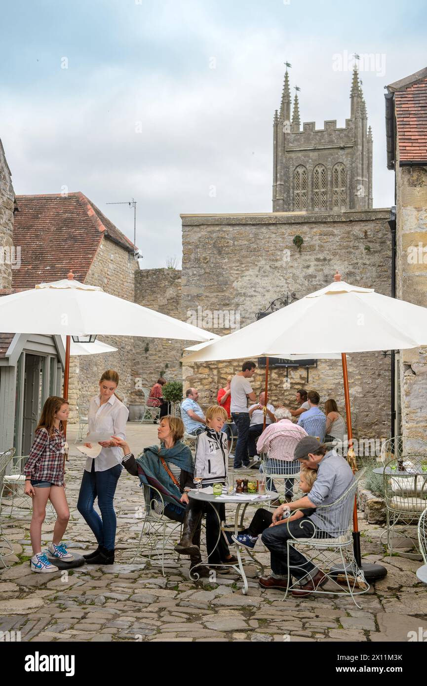 Outdoor dining at the Talbot Inn in Mells, Somerset UK Stock Photo - Alamy