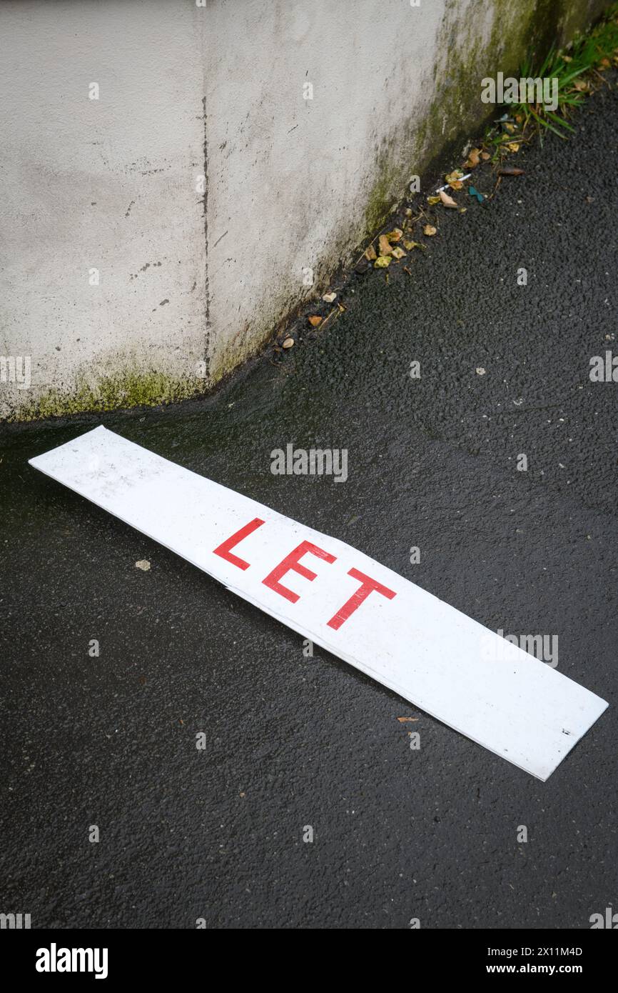 To Let sign fallen off a house Stock Photo - Alamy