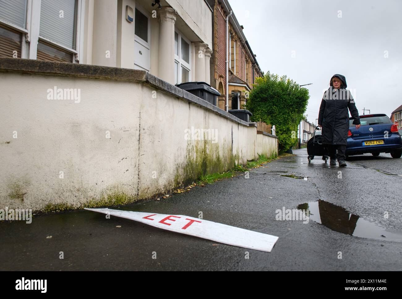 Kerb sign hi-res stock photography and images - Alamy