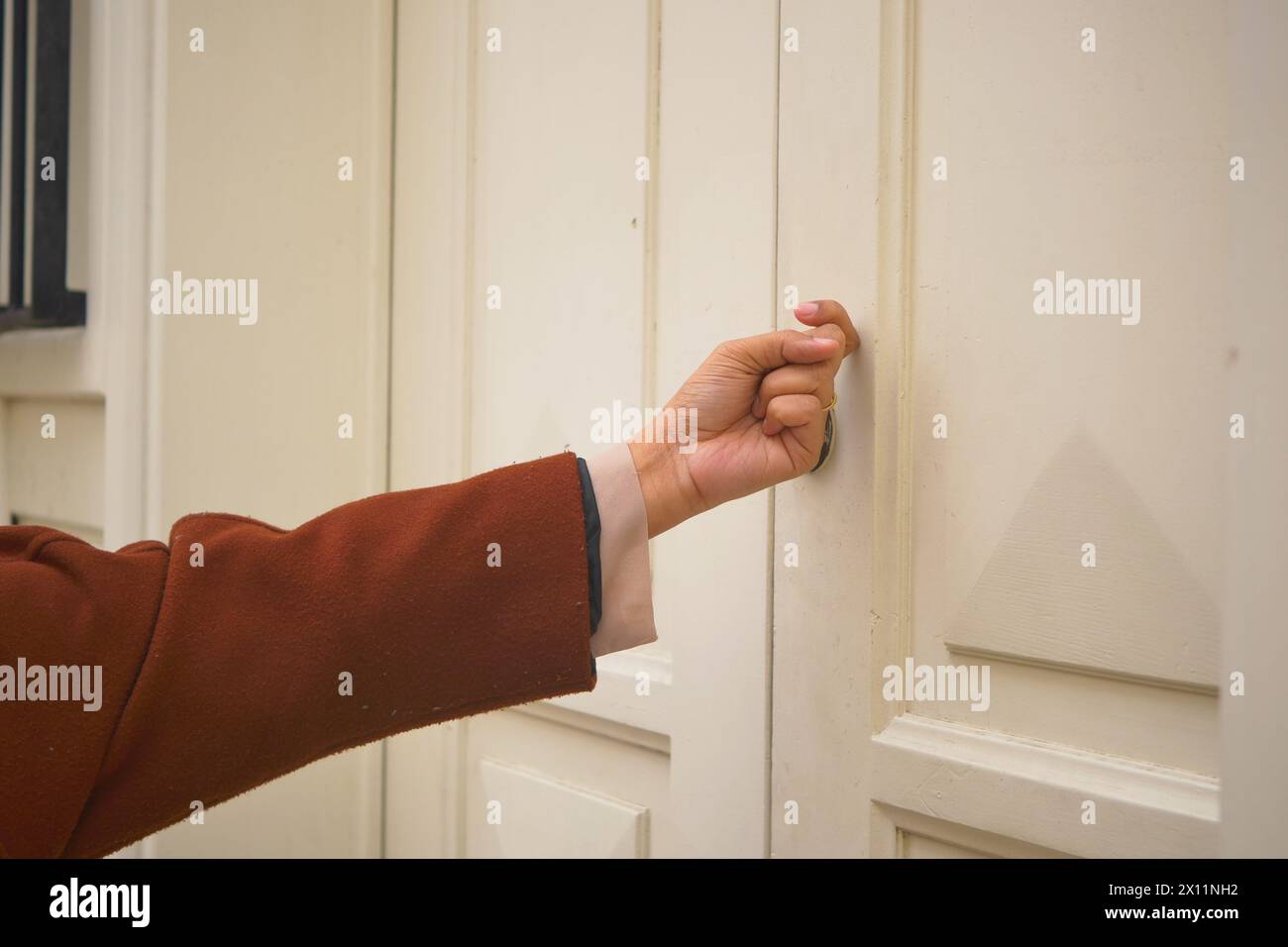 woman hand knock the door Stock Photo - Alamy