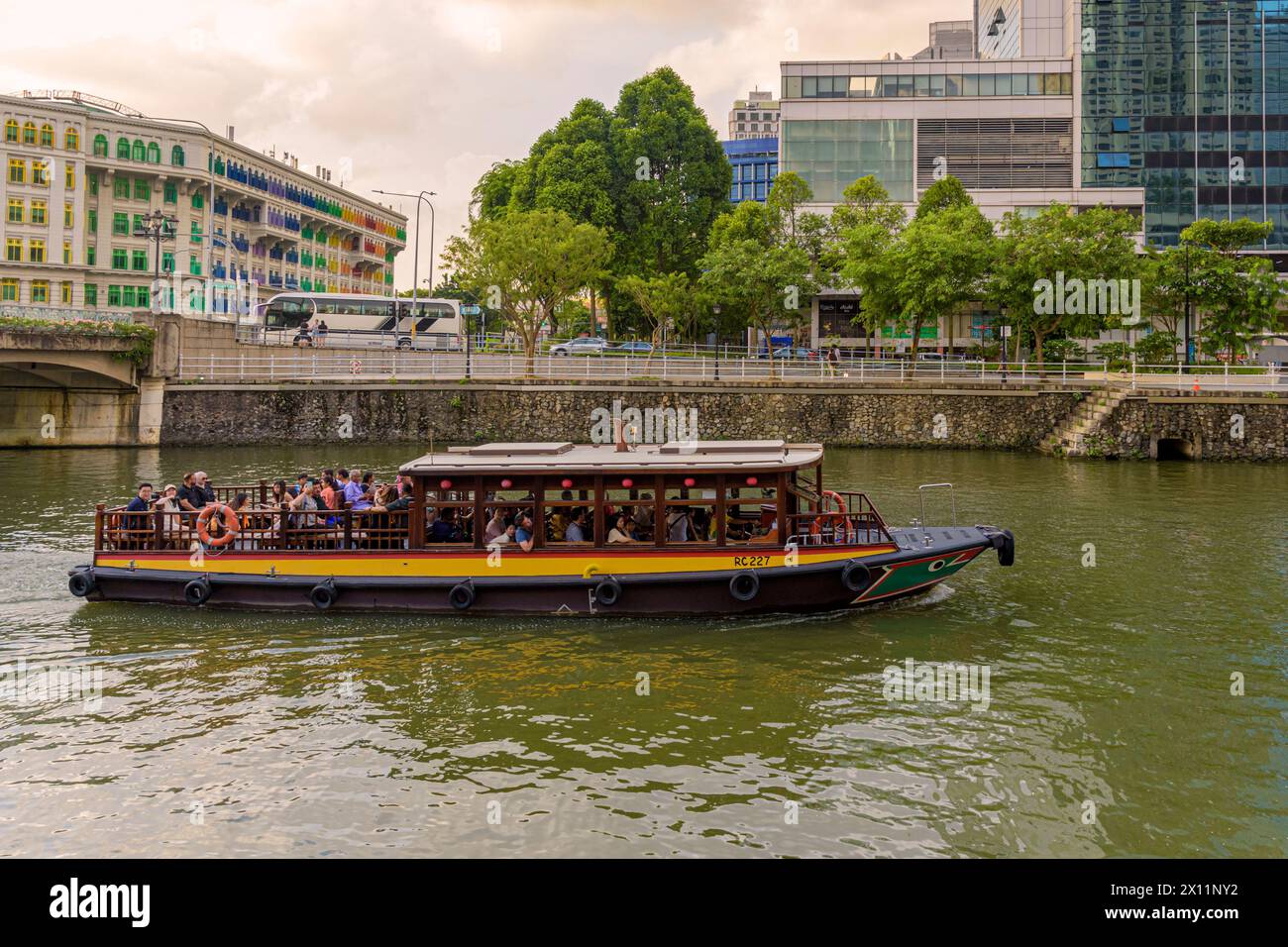 Cruise along the singapore river hi-res stock photography and images ...