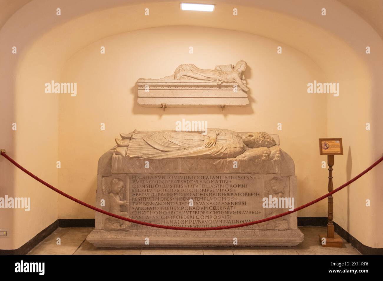 Vatican grottoes. Tomb of Nicholas V. St. Peter´s basilica. Italy Stock ...