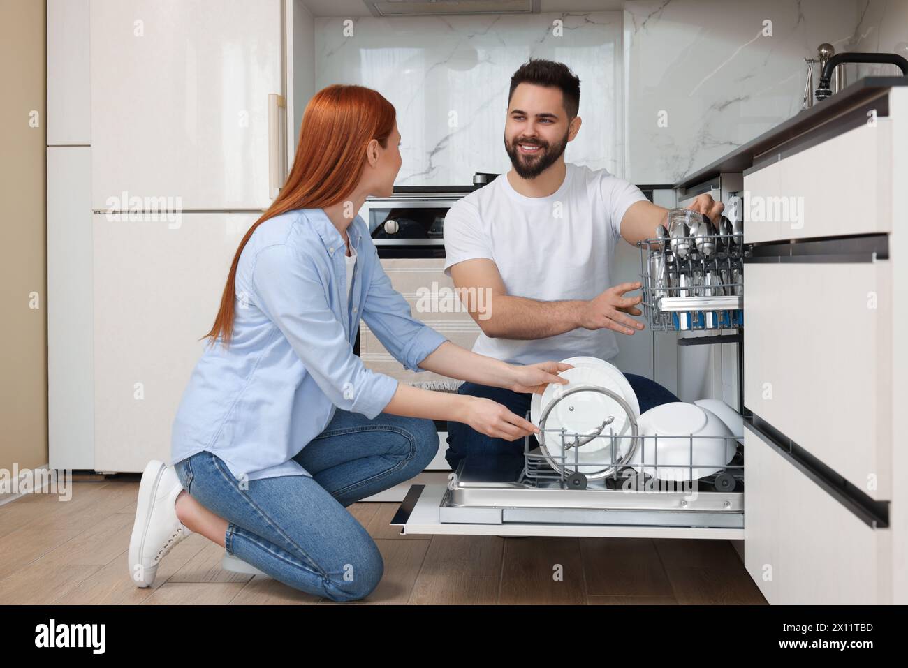 Man loading dishwasher woman hi-res stock photography and images - Alamy