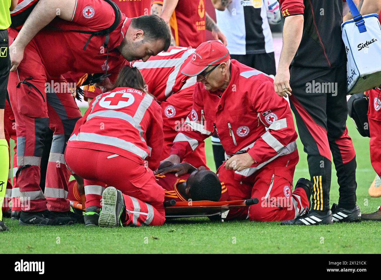(240415) -- UDINE, April 15, 2024 (Xinhua) -- Medical personnel put ...