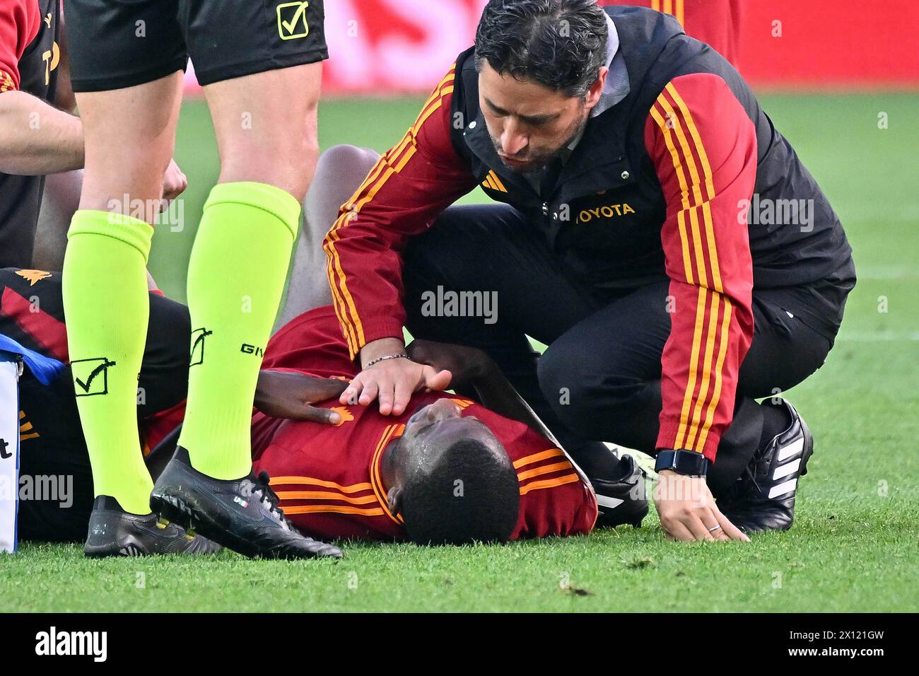 (240415) -- UDINE, April 15, 2024 (Xinhua) -- Roma's Evan Ndicka ...