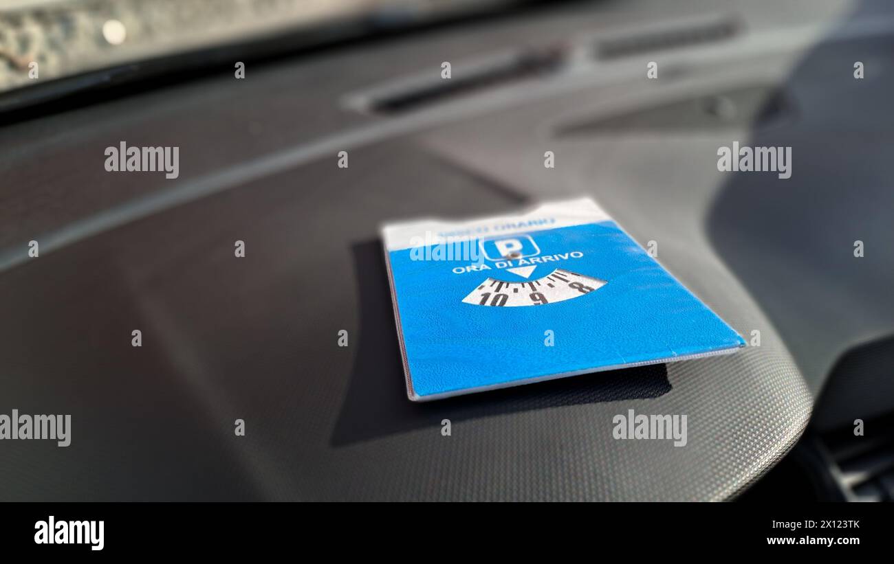 Parking disc on the dashboard, written in Italian Stock Photo - Alamy