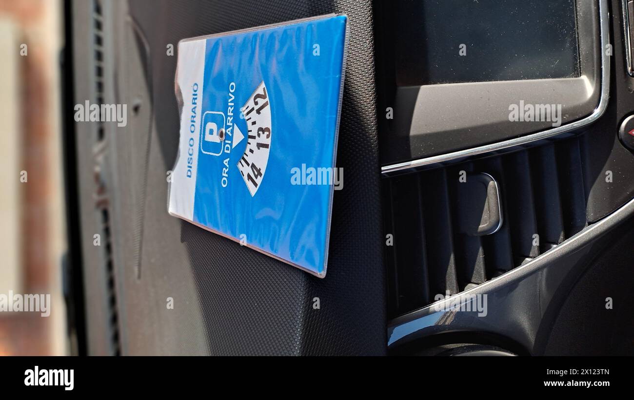 Parking disc on the dashboard, written in Italian Stock Photo - Alamy