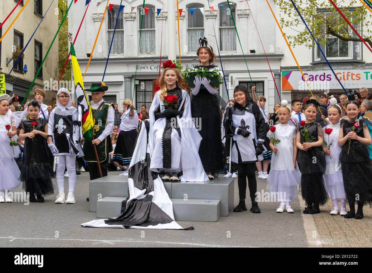 May queen crowning uk hi-res stock photography and images - Alamy