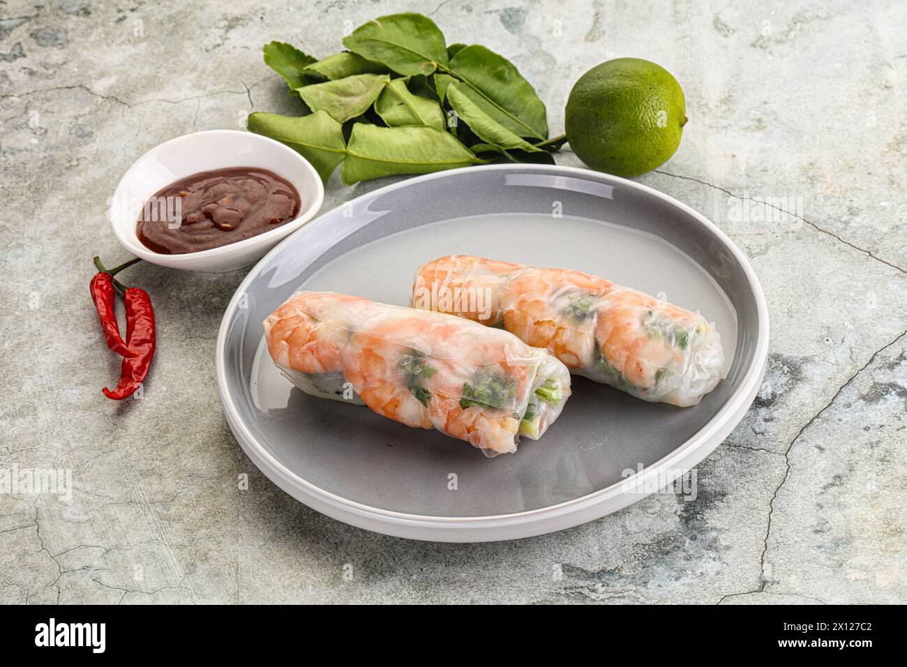 Vietnamese snack spring roll with prawn Stock Photo - Alamy
