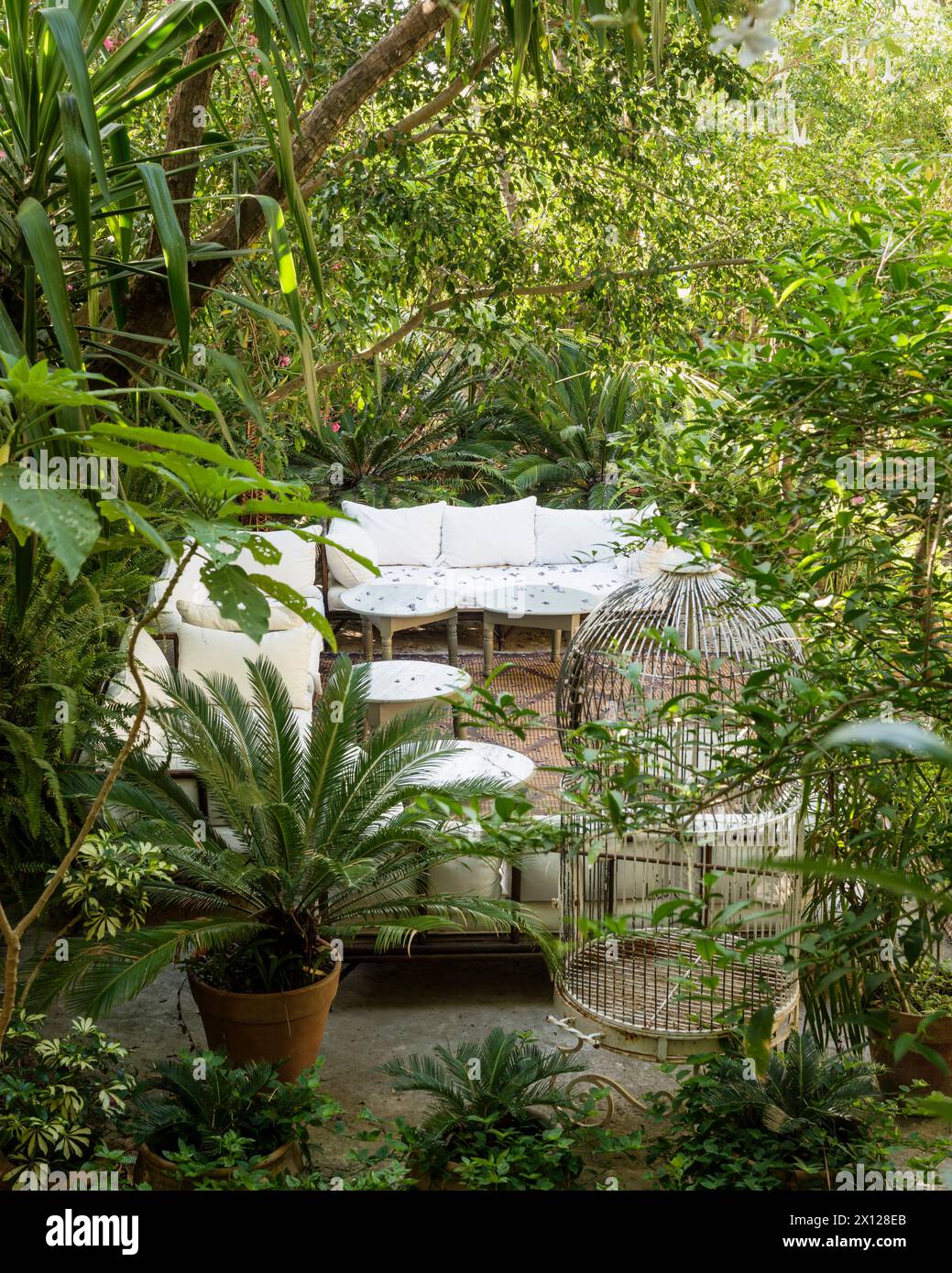 Seating area garden hi-res stock photography and images - Alamy