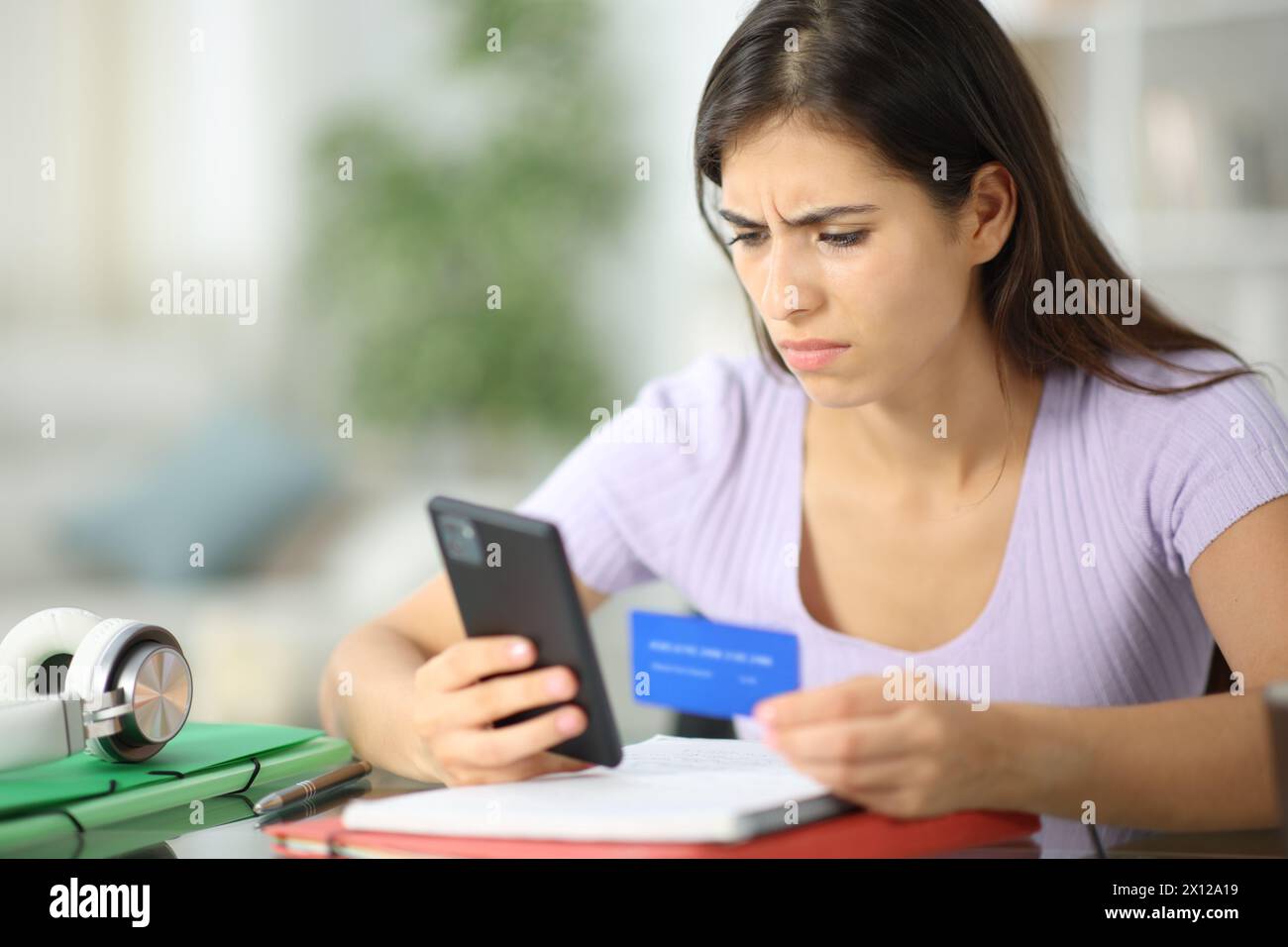 Sad student online hi-res stock photography and images - Alamy
