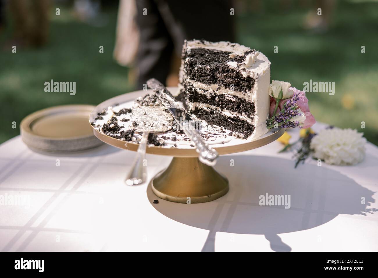 Half eaten cake hi-res stock photography and images - Alamy