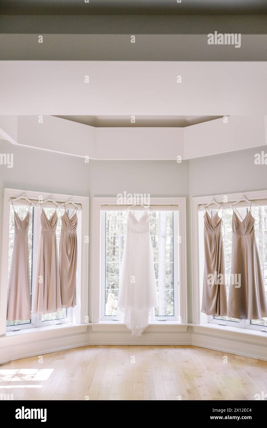 Blush dresses hi-res stock photography and images - Alamy