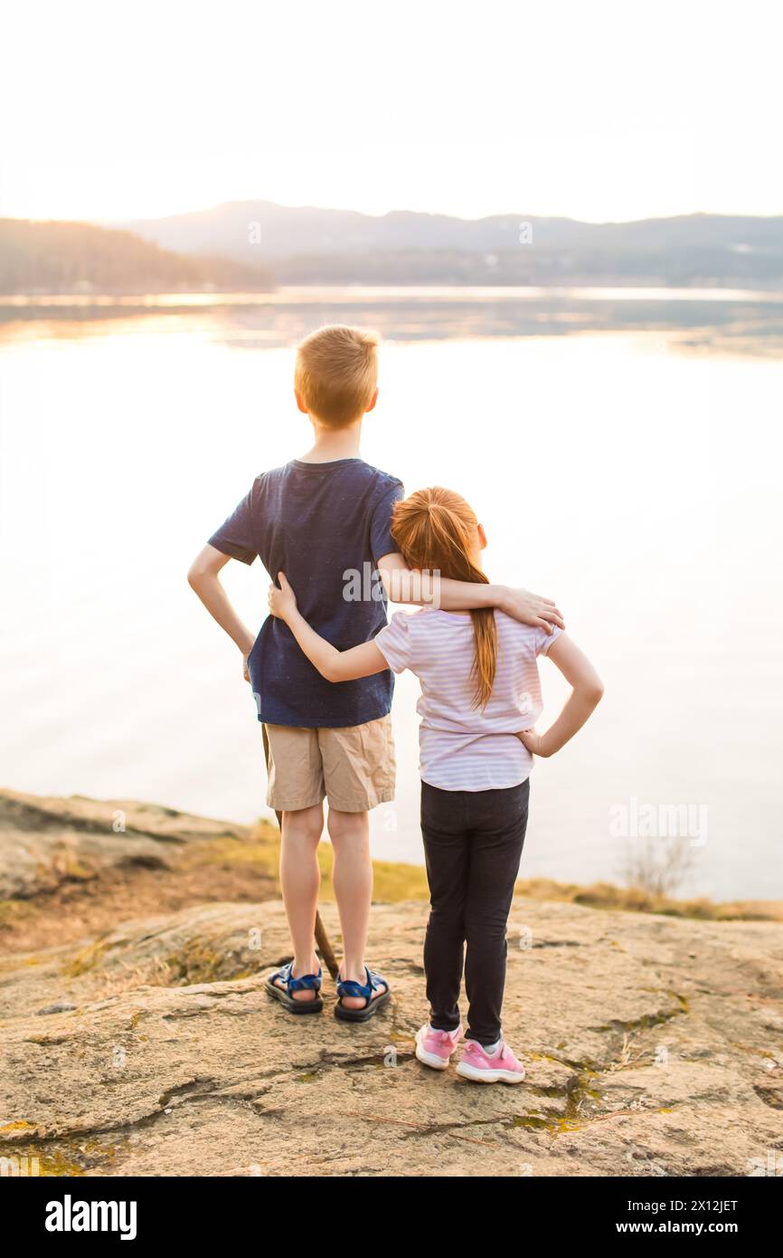 Two kids watching sunset hi-res stock photography and images - Alamy