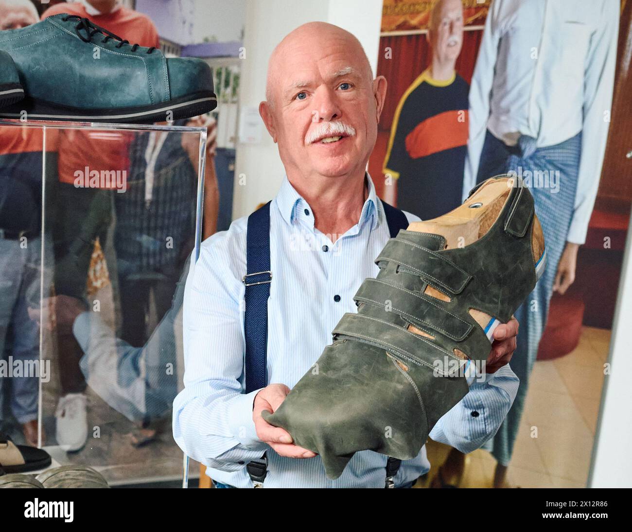Vreden, Germany. 11th Apr, 2024. Shoemaker Georg Wessels shows the ...