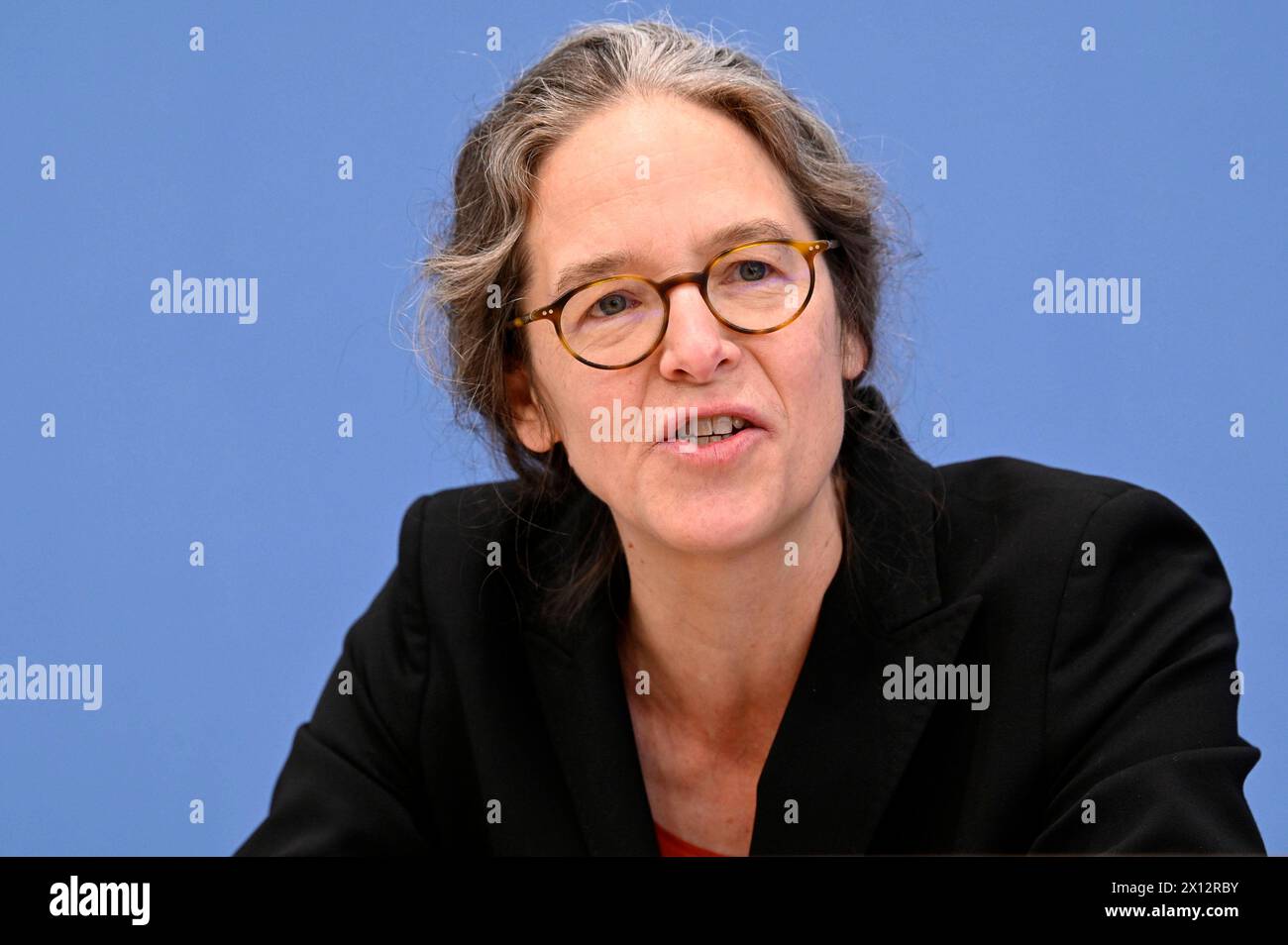 Friederike Wapler bei der Bundespressekonferenz Abschlussbericht der ...