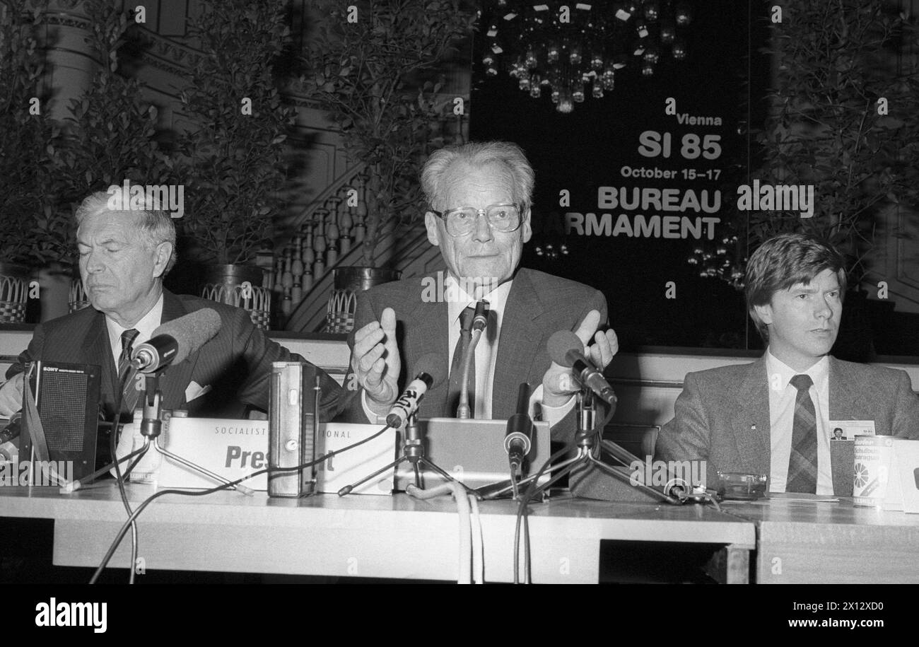 Photo of October 16, 1985 shows president of the SI, Willy Brandt (c ...